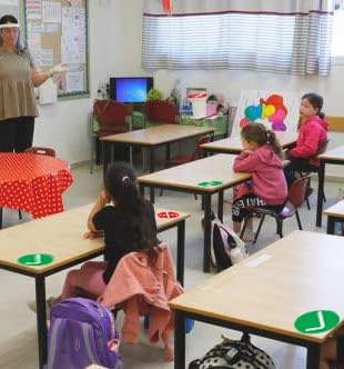 Social Distancing Signs for Schools | Conveyer & Caster